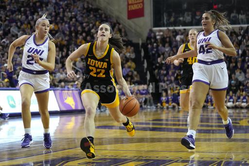 South Carolina jumps to No. 1 in women's AP Top 25 after chaotic week ...