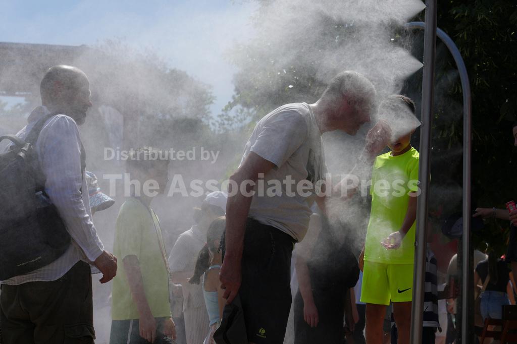 Heat wave at French Open impacts the clay courts and sends fans to ...