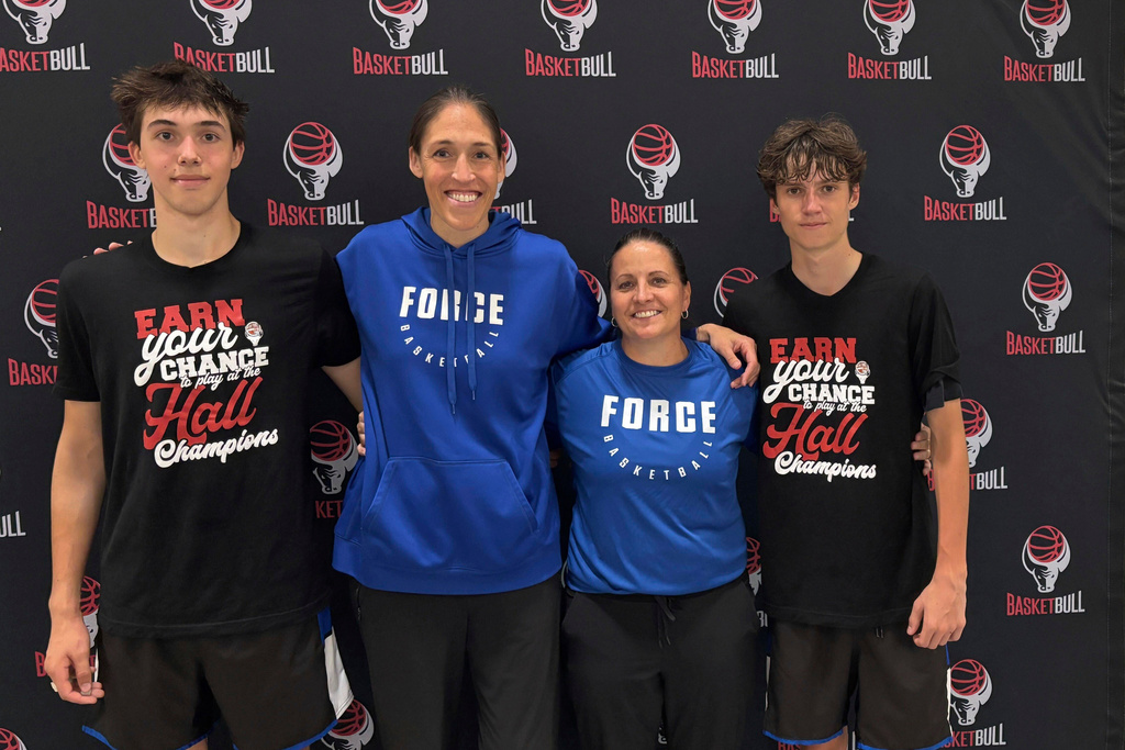 UConn greats Rebecca Lobo and Jen Rizzotti reunite to coach AAU team ...