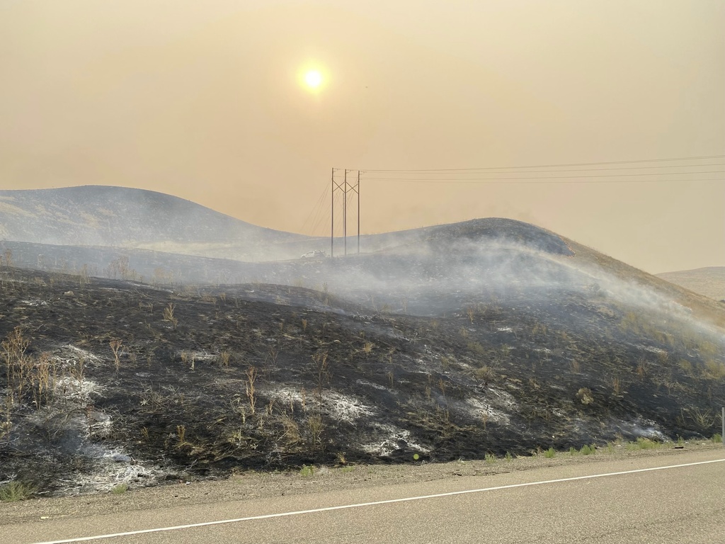 Wildfires threaten communities in the West as Oregon fire closes ...
