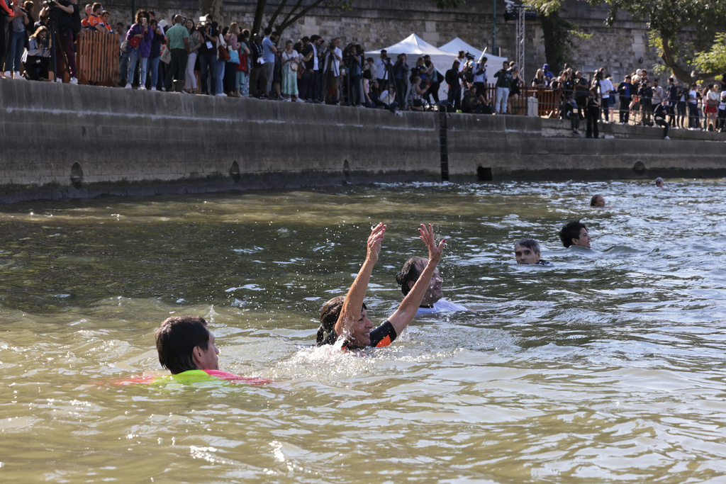Paris mayor dips into the Seine River to showcase its improved ...