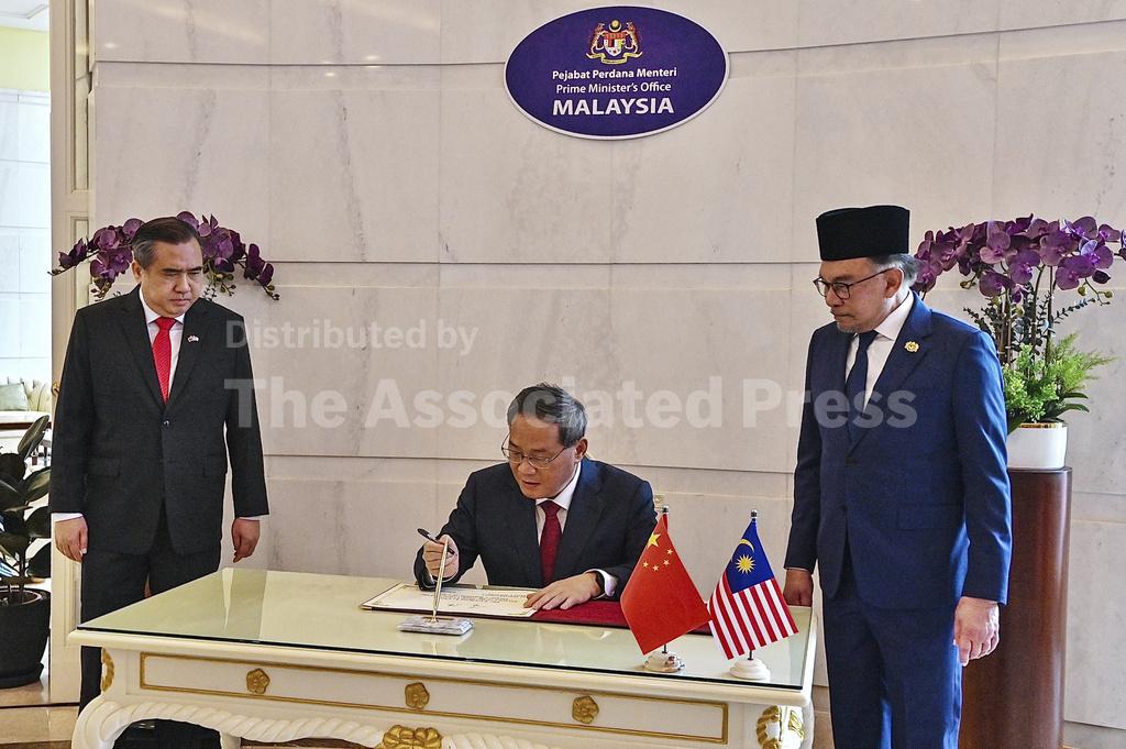 China and Malaysia are due to ink economic pacts as visiting Premier Li ...