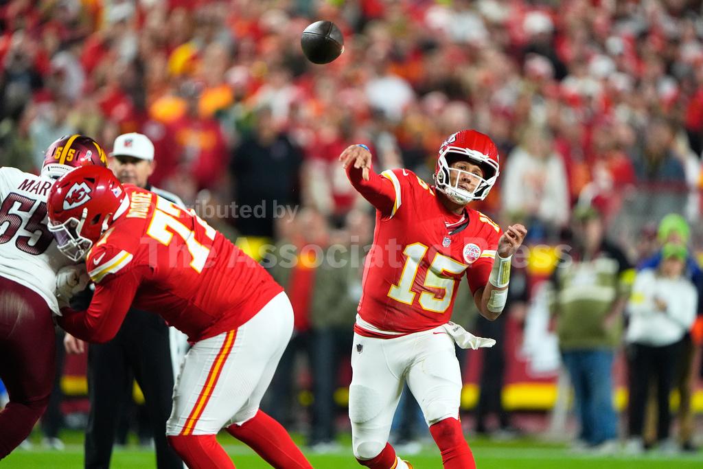 Mahomes, Hunt lead Chiefs to dominant 28-7 win over Commanders, their ...