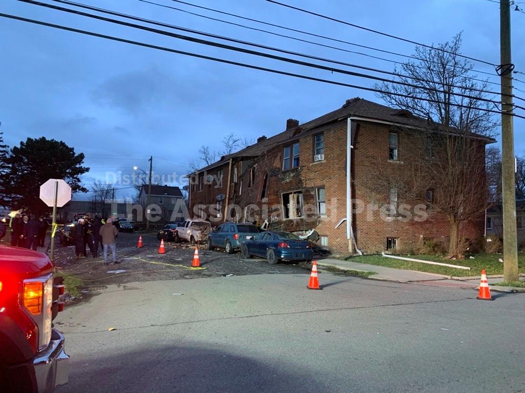 Apparent explosion, fire injures about a dozen in Detroit apartment ...