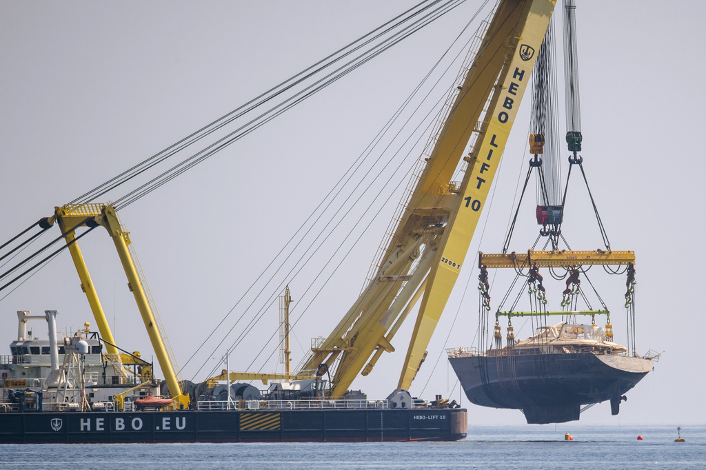 The recovered Bayesian superyacht transferred to Sicilian port on its ...