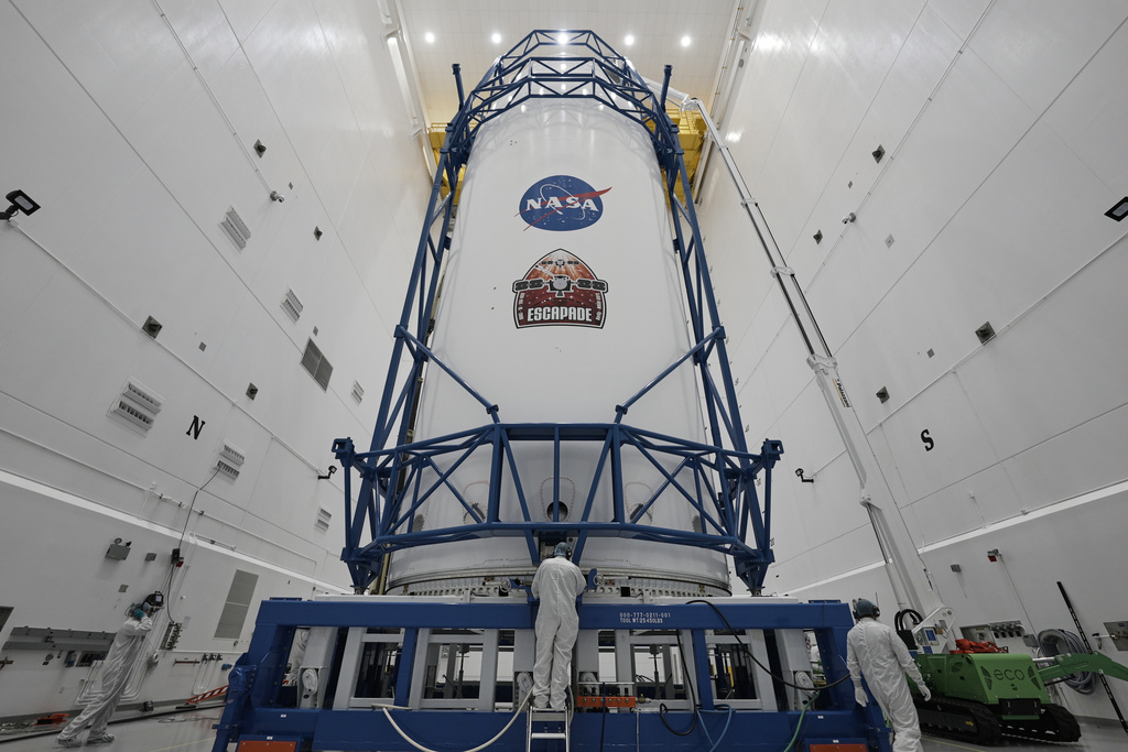 Blue Origin launches huge rocket carrying twin NASA spacecraft to Mars ...