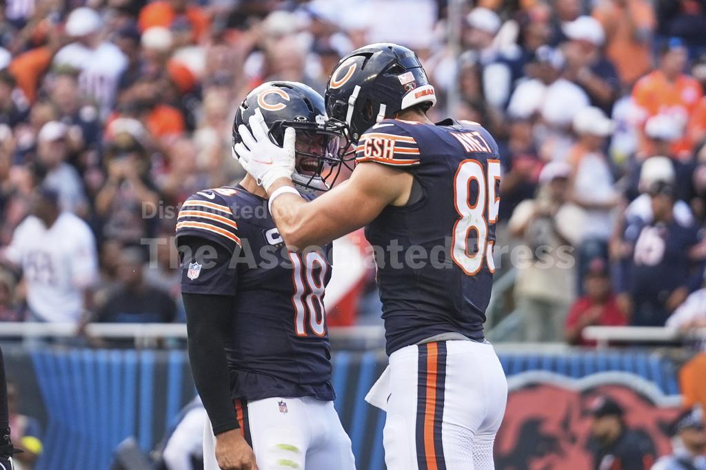 Caleb Williams ties career high with 4 TD passes, Ben Johnson gets 1st ...