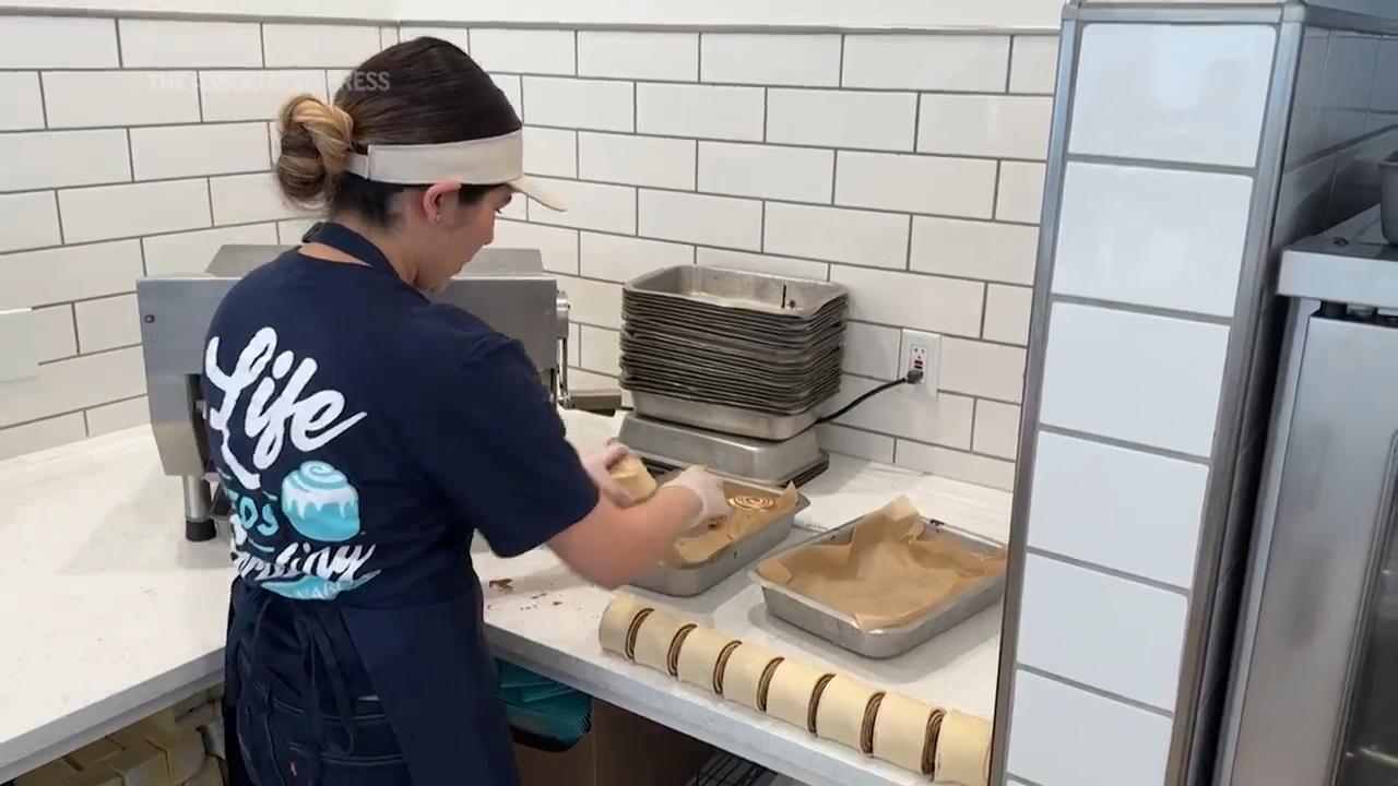 New $20 minimum wage for fast food workers in California set to start ...