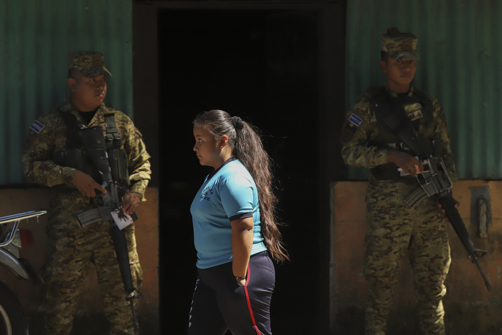 Thousands of soldiers fence off a Salvadoran neighborhood in pursuit of ...