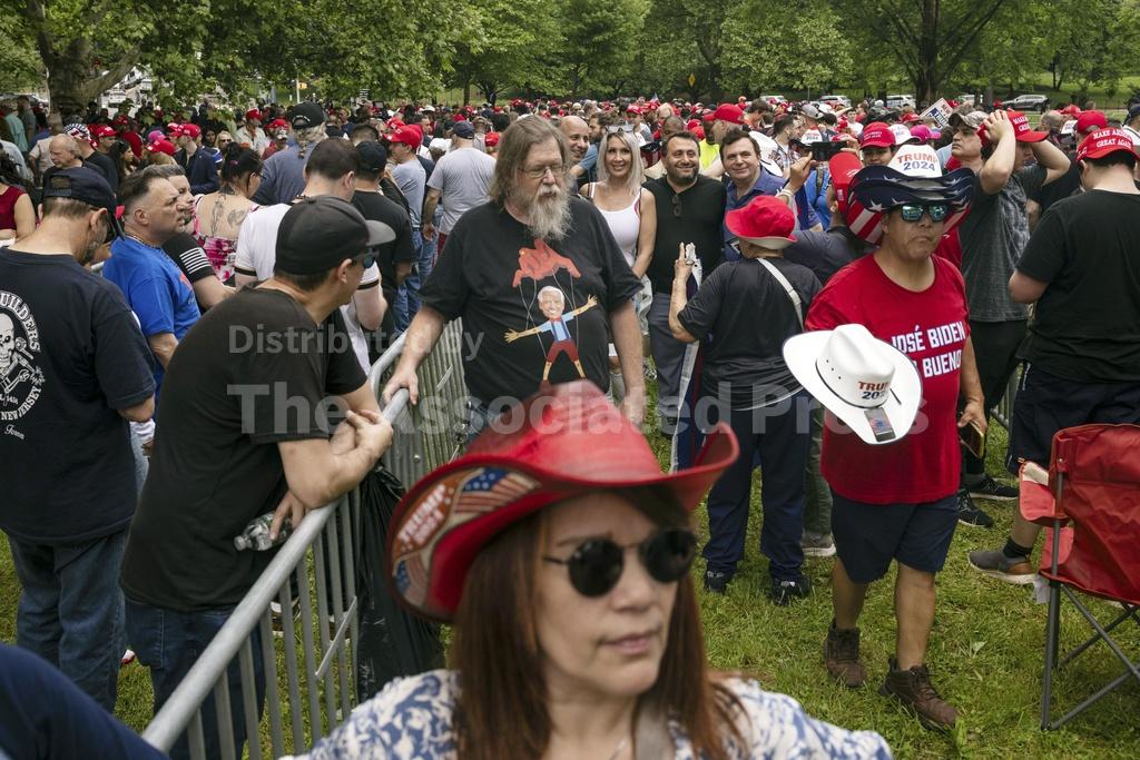 Trump holds a rally in the South Bronx as he tries to woo his hometown ...