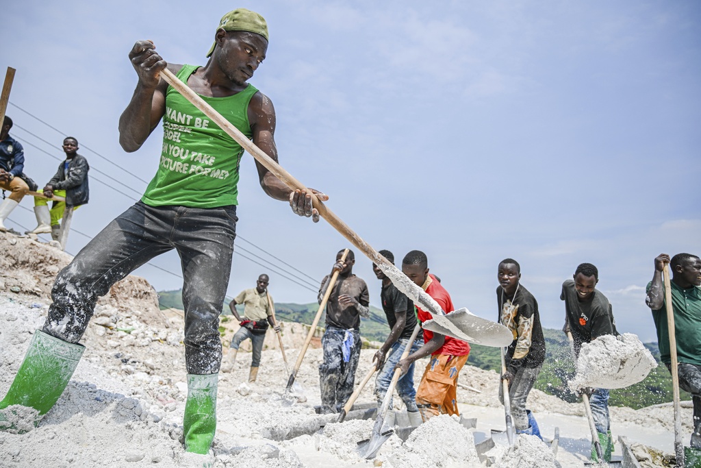 PHOTO ESSAY: Congo coltan miners dig for world's tech — and struggle ...