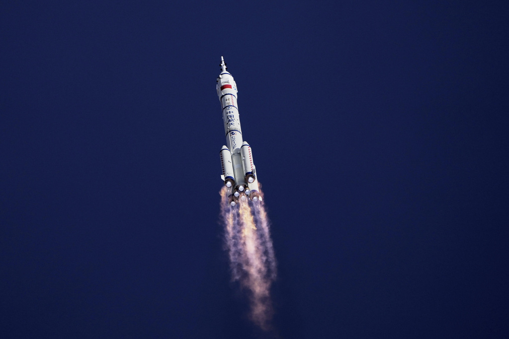 China launches 3 astronauts to replace crew on Chinese space station | Bay to Bay News