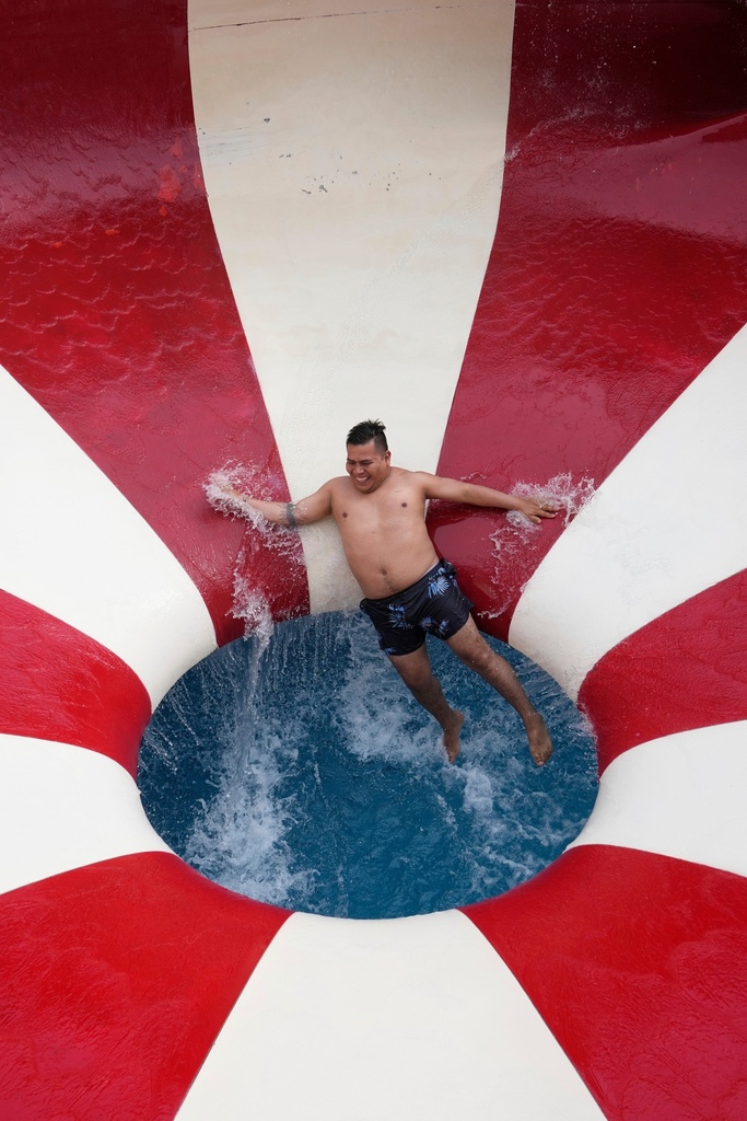 See the world in vertical: Top photos by AP photojournalists | Bay to ...