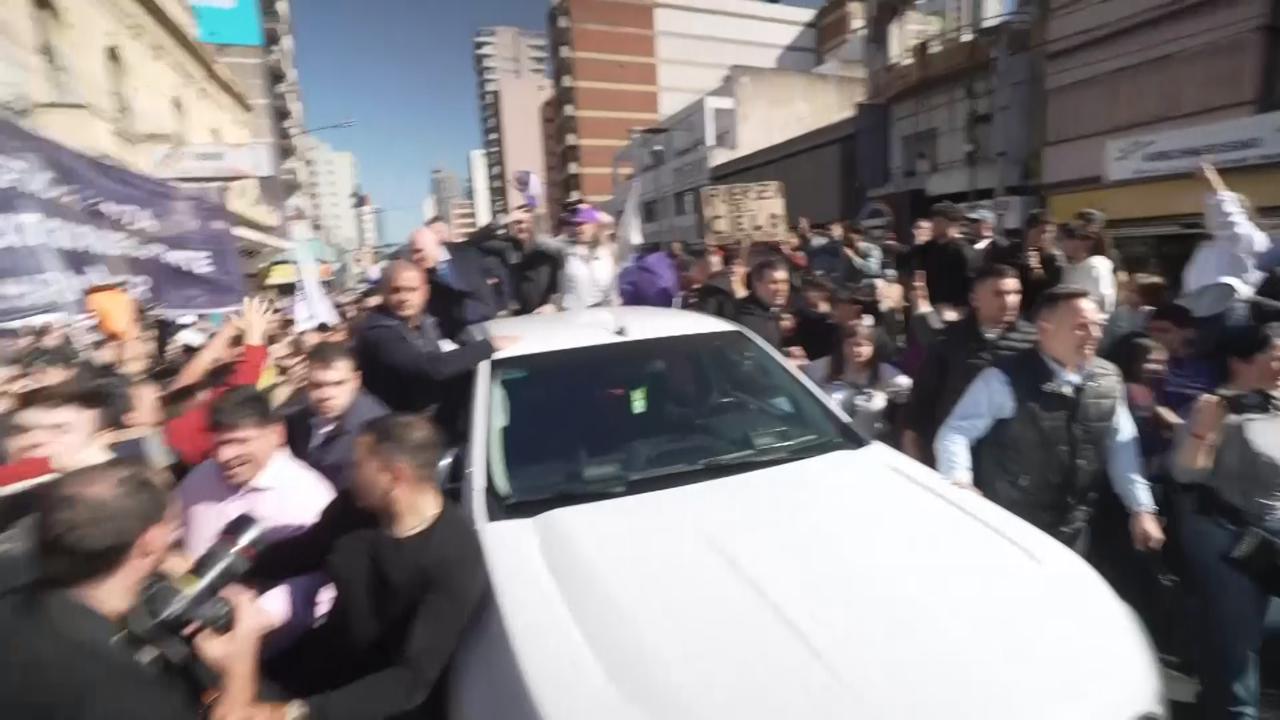 Protesters throw rocks at Argentine President Milei's convoy while he ...