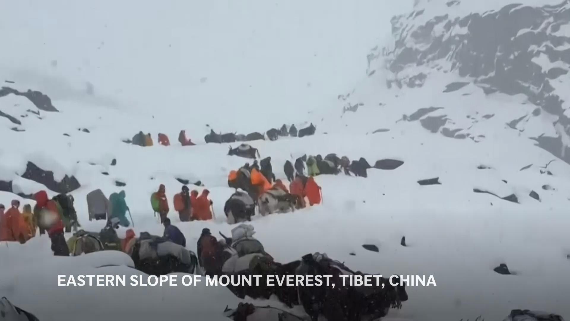 Snowstorm traps hundreds of hikers on Mount Everest during China's ...