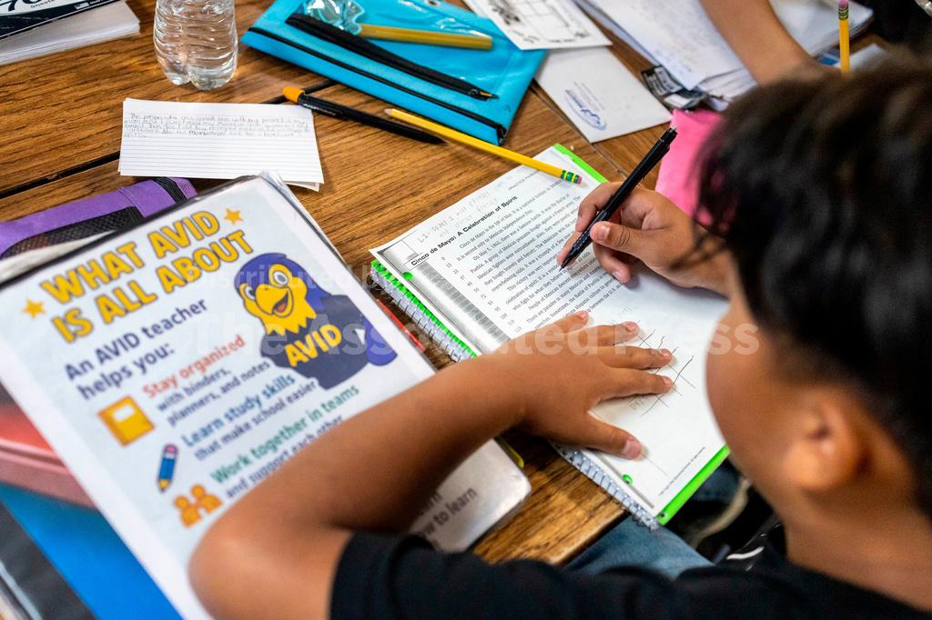 Teens' reading and math scores have stagnated, US test results show - KXL