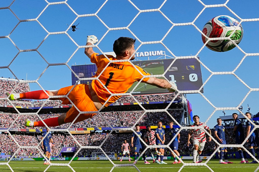 U.S. beats Bosnia-Herzegovina 2-0 to advance to round of 16 and keep ...