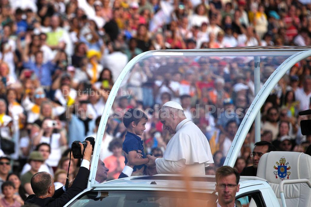 A viral photo of Pope Leo XIV and a Barcelona boy sparked an emotional ...