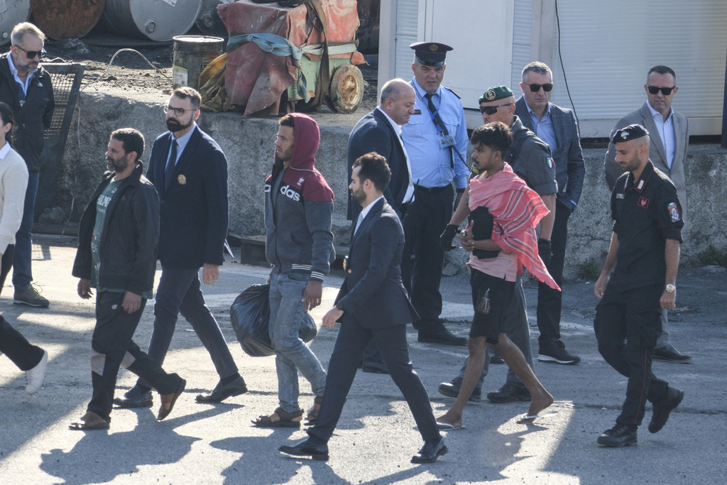 First Italian ship with 16 intercepted migrants docks at Albanian port ...