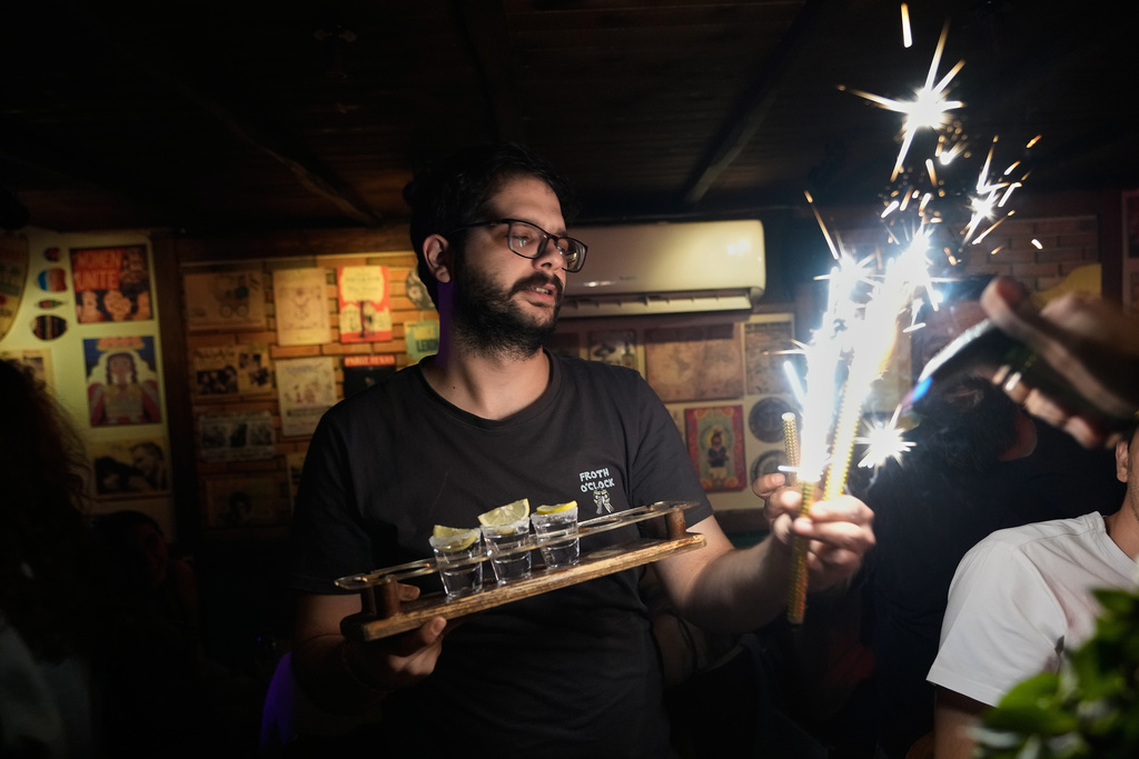 Photos show Syrians enjoying a night out in Damascus despite some ...